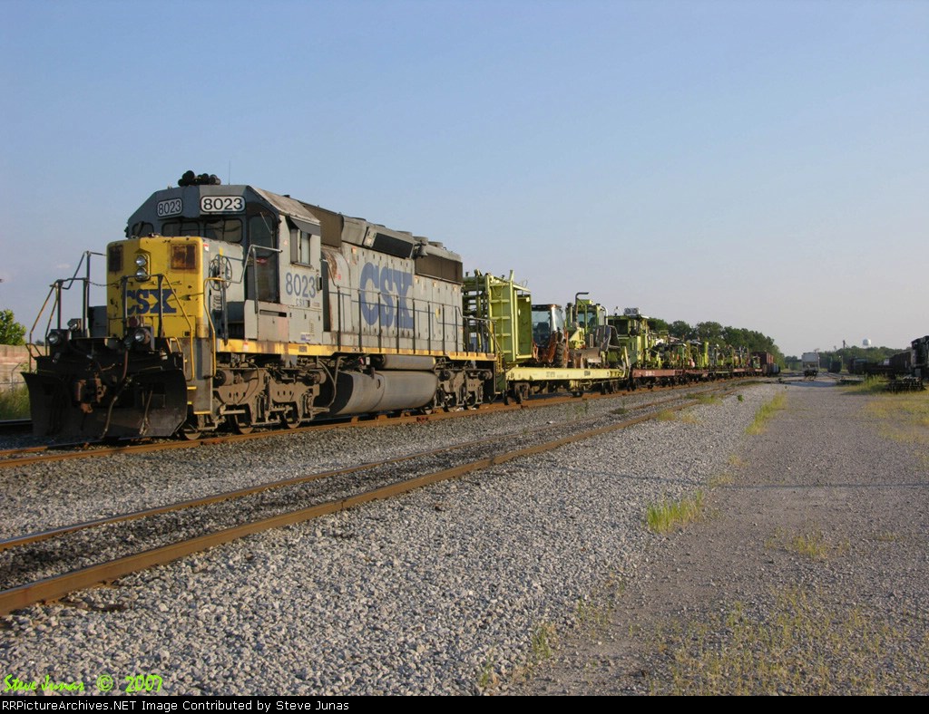 CSX 8023 idles with MoW equipment